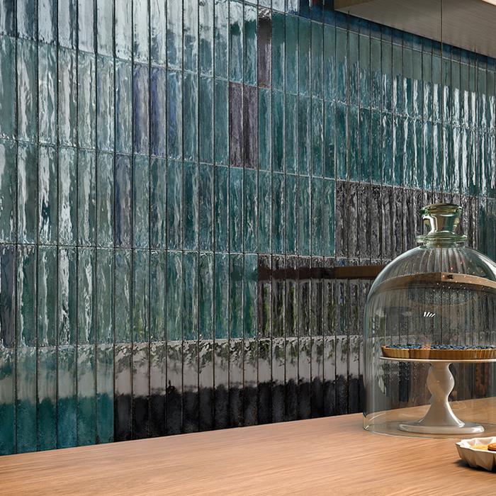 Metal-effect porcelain stoneware for a rustic industrial style